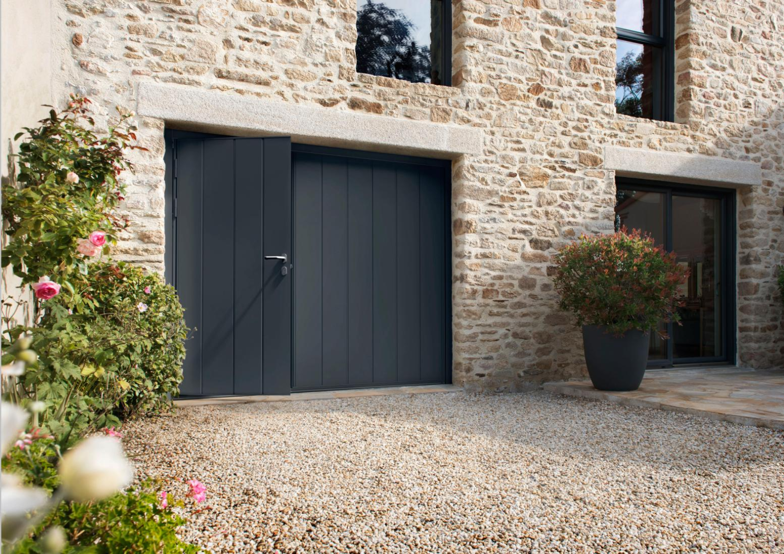 Remplacer une porte de garage par une fenêtre - Lapeyre